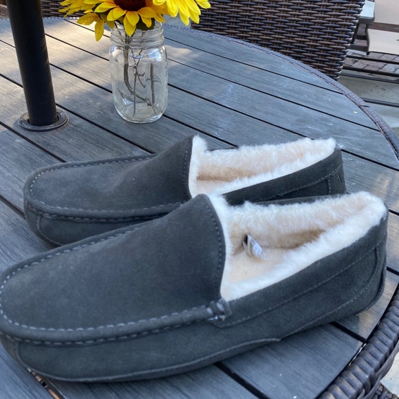 UGG | Shoes | Ugg Slippers Size 9 | Poshmark